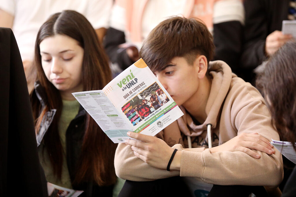 La UNLP comenzó su recorrida por escuelas secundarias de la región ...