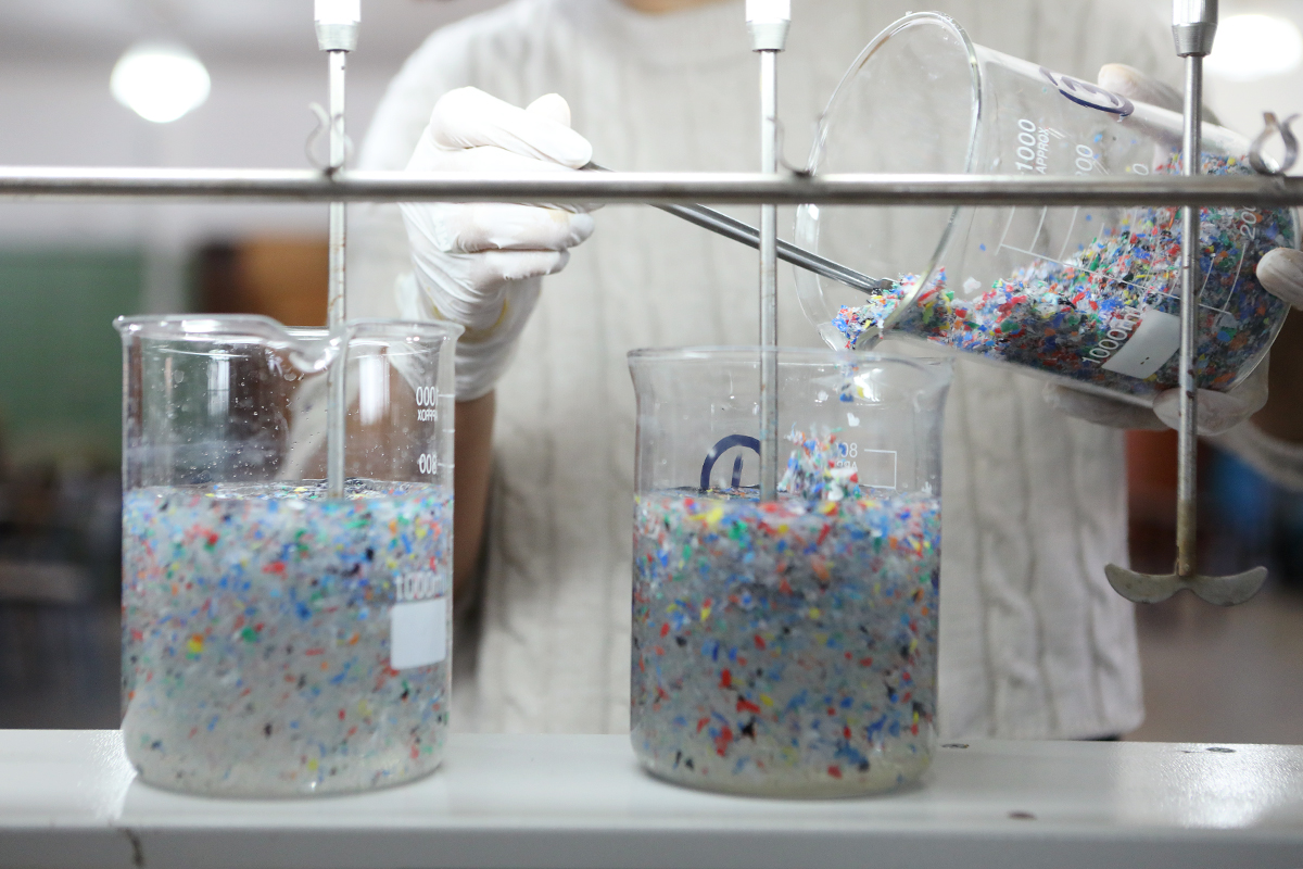 Investigadores de la UNLP trabajan para eliminar microplásticos ...