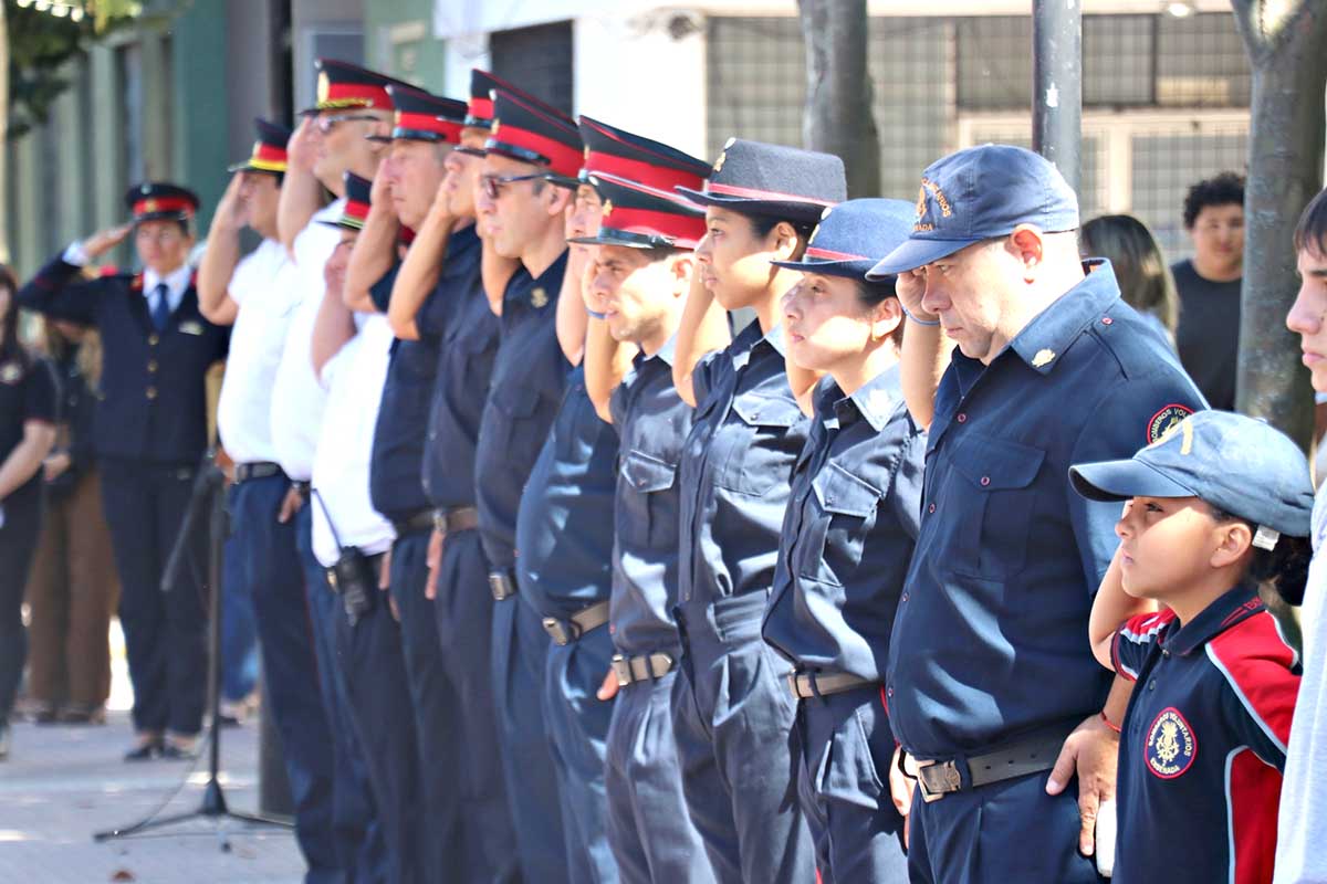 Bomberos de fiesta por su Aniversario con gran recorrida y anuncio de 2 ...
